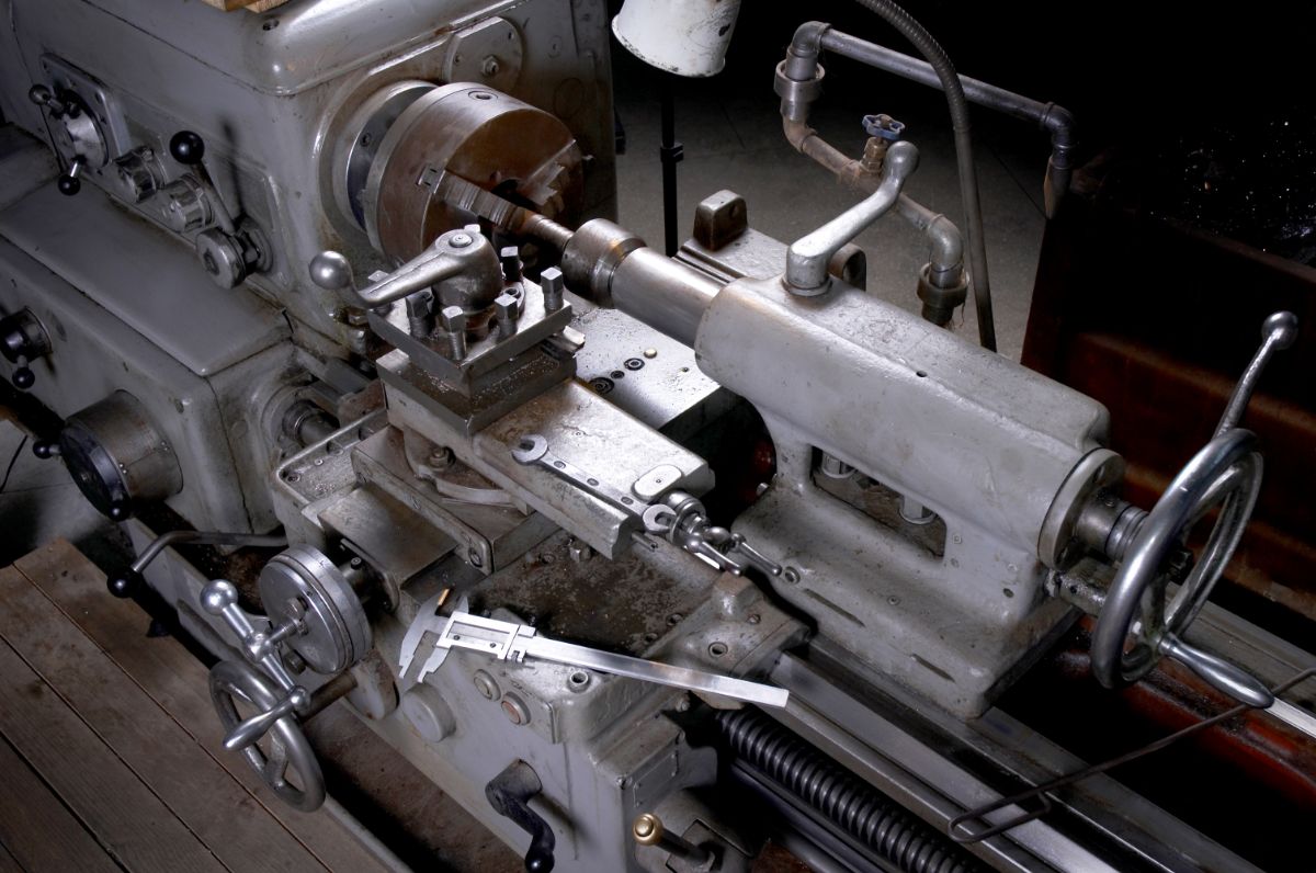 Horizontal VS Vertical Milling Machine: The Key Differences Horizontal VS Vertical Milling Machine: The Key Differences